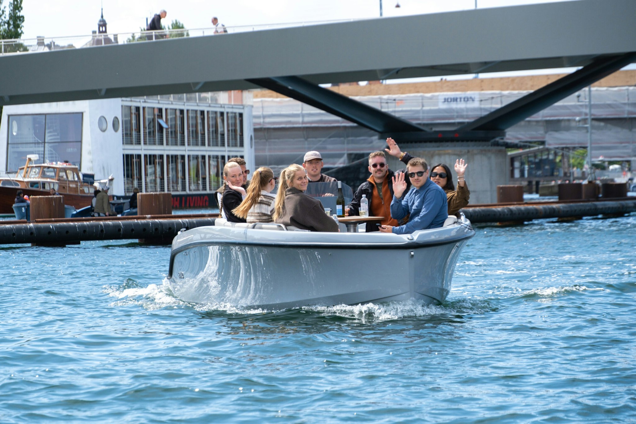 GoBoat Cruise - Lad en kaptajn sejle dig i luksus el-både - GoBoat Denmark